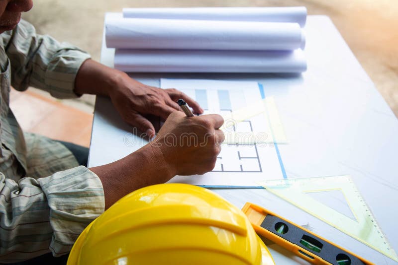 Architecte Conception De Projet Sur Chantier De Construction Avec Plan ...