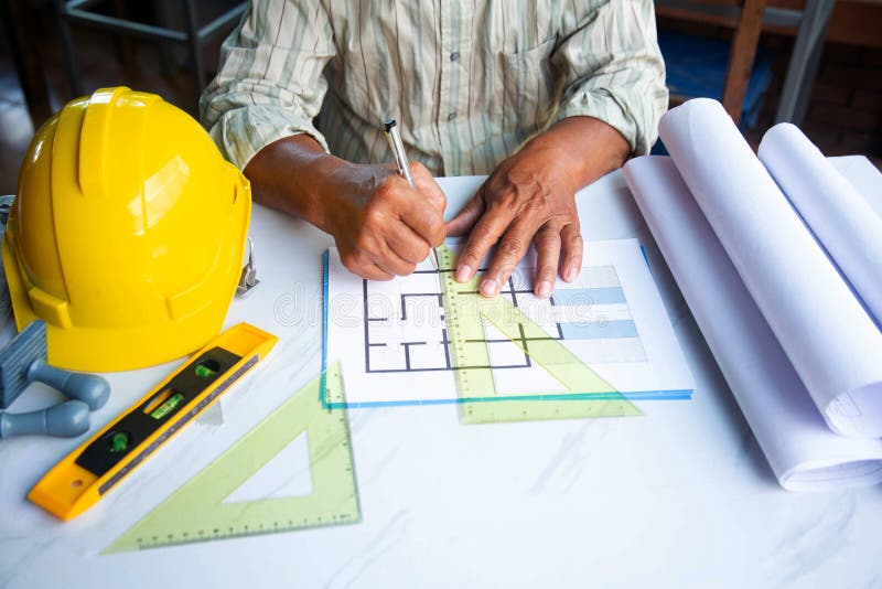 Architecte Conception De Projet Sur Chantier De Construction Avec Plan ...