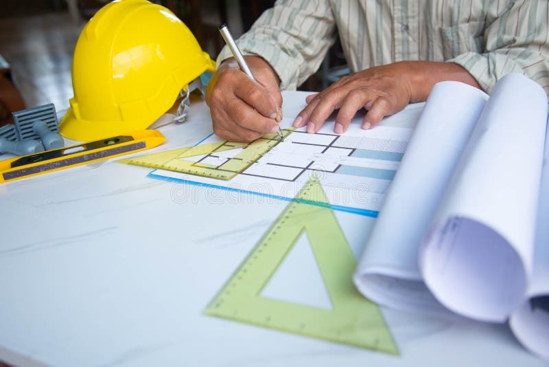 Architecte Conception De Projet Sur Chantier De Construction Avec Plan ...