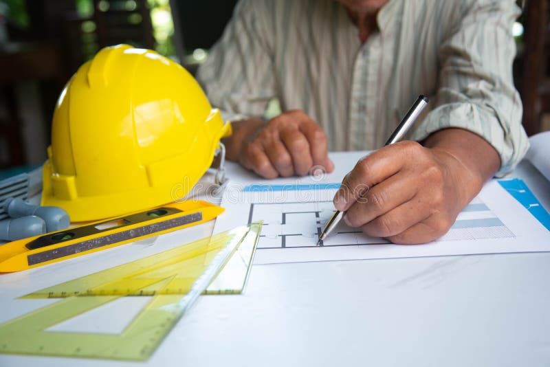 Architecte Conception De Projet Sur Chantier De Construction Avec Plan ...