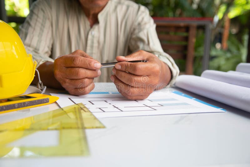 Architecte Conception De Projet Sur Chantier De Construction Avec Plan ...