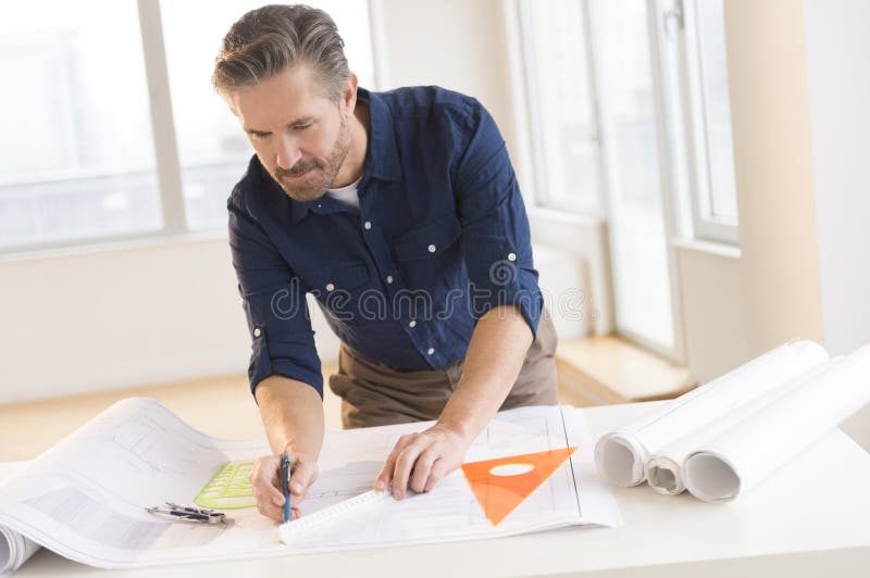 Architecte Working on Blueprint Au Bureau Image stock - Image du ...