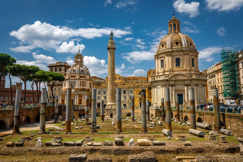 Architecture De Colonne De Rome Trajan Au Centre De La Ville De Rome ...