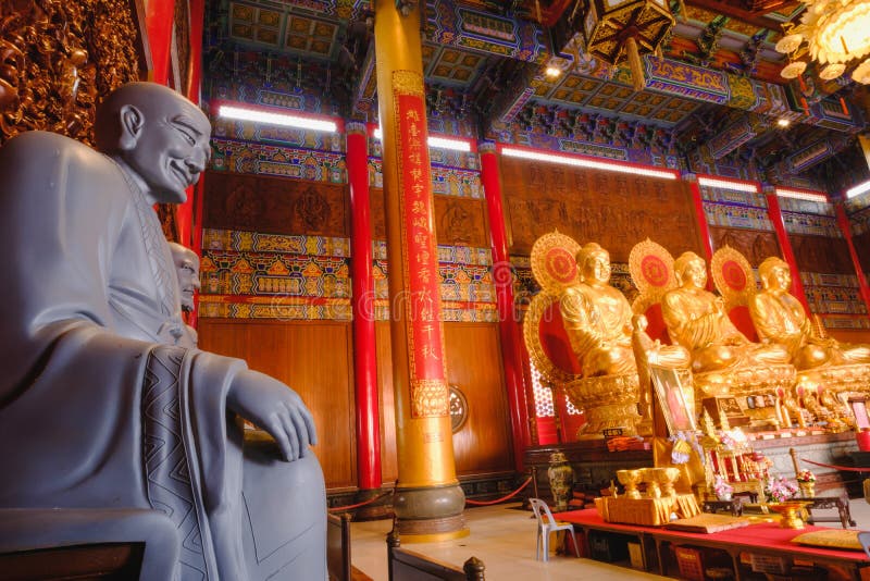 Architecture De Trois De Bouddha D'or Chinois De Statue Photo stock ...