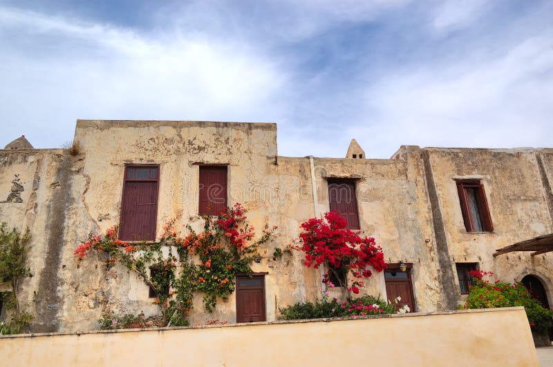 Ancienne maison grecque photo stock. Image du cour, ville - 17575524