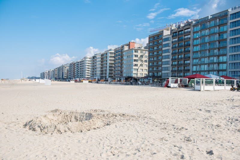 Architectuur in Koksijde Van Het Strand Van De Noordzee Stock ...