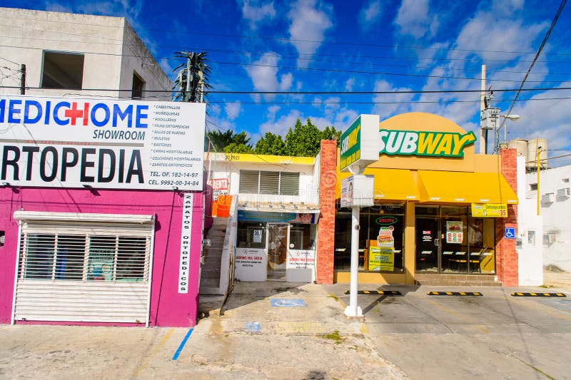 Architektura I Ruch Drogowy Merida, Meksyk Fotografia Editorial - Obraz ...