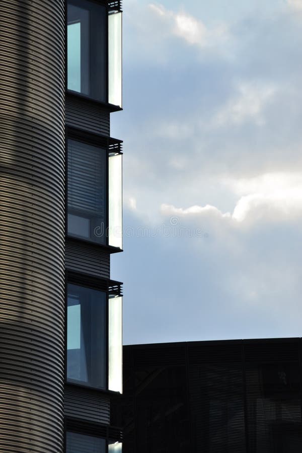 Facciata Moderna Con Gli Otturatori Fotografia Stock - Immagine di ...