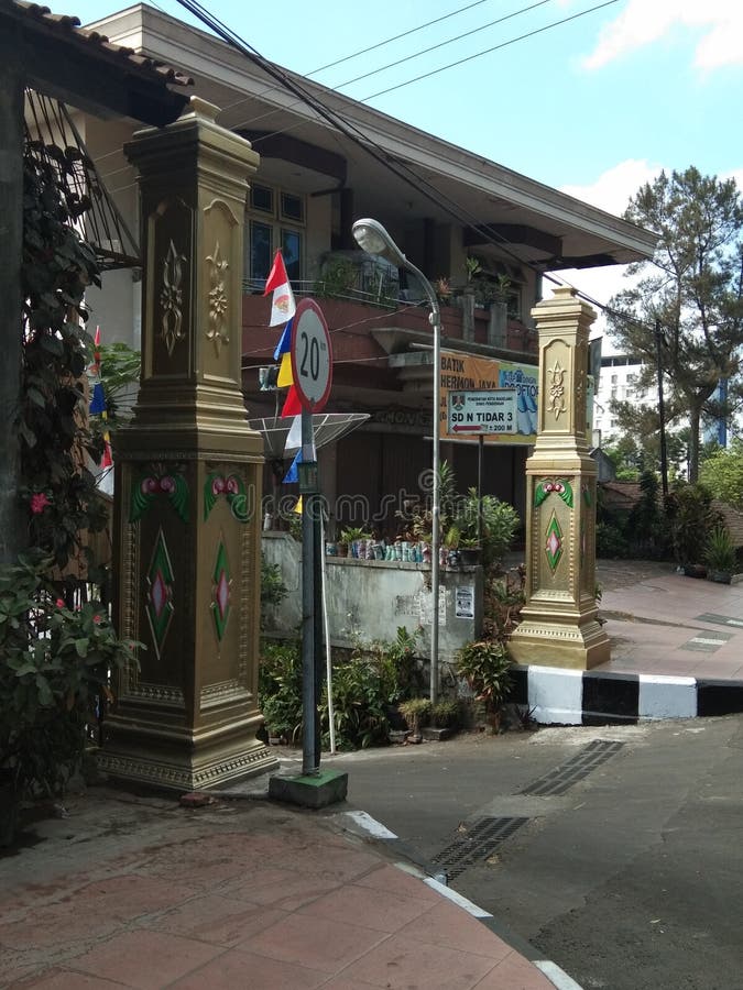 Archway Monument with Gold Colored Paint Editorial Stock Photo - Image ...