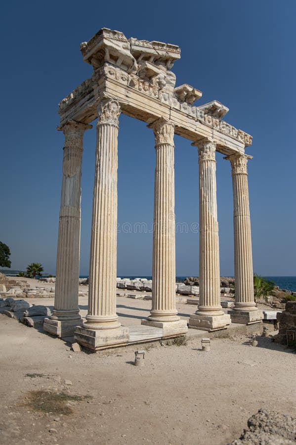 Arco Con Columnas En La Ciudad Antigua Imagen de archivo - Imagen de ...