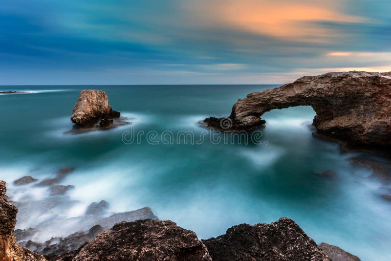 Arco De La Roca Del Puente Del Amor Imagen de archivo - Imagen de ...