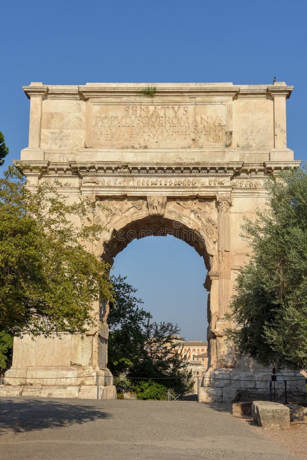 Arco De Tito En Roma En Italia Imagen de archivo - Imagen de antiguo ...