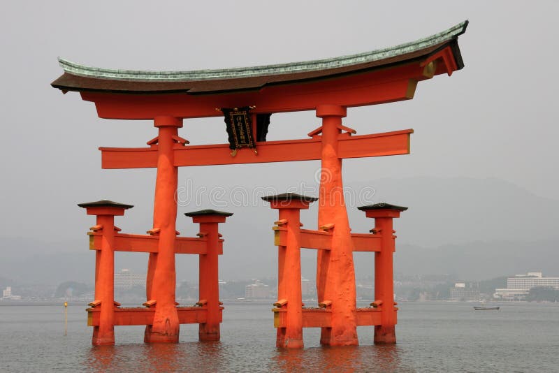 Arco de Torii en Miyajima foto de archivo. Imagen de monumento - 5829508