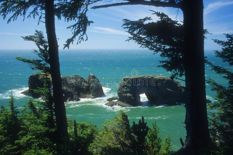 Arco Del Mar De La Costa De Oregon Foto de archivo - Imagen de yermo ...