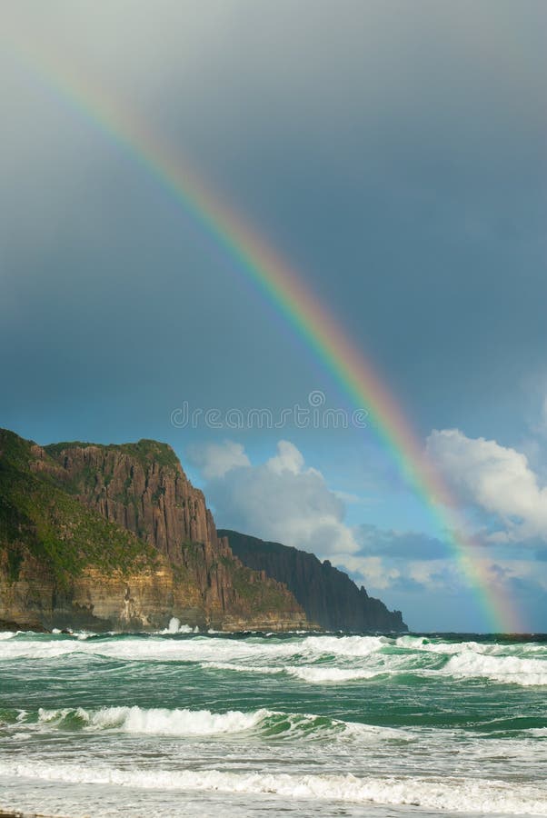 Arco Iris Sobre El Promontorio Imagen de archivo - Imagen de oscuro ...