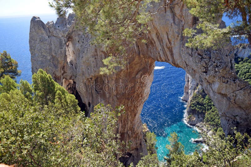 Arco Natural En Capri, Italia Imagen de archivo - Imagen de nubes ...