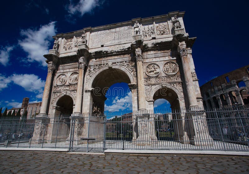 Arco Triunfal De Constantim Em Roma Foto de Stock - Imagem de azul ...
