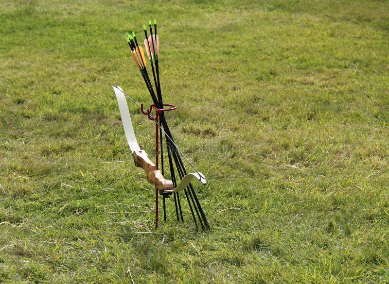 Un Arco Y Flechas Del Tiro Al Arco Imagen de archivo - Imagen de caza ...