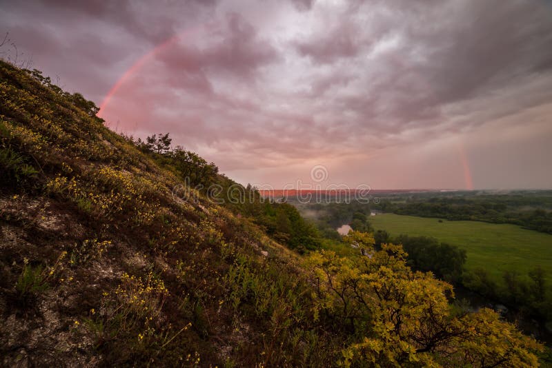 Arcobaleno Su Alba Sopra La Valle Fotografia Stock - Immagine di ...