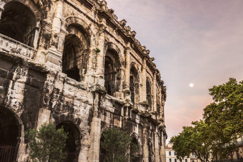 Arena De Nimes No Nascer Do Sol E No Moonset Foto de Stock - Imagem de ...