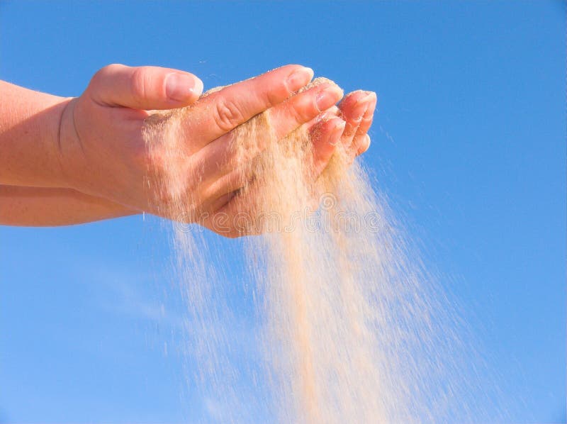 Arena en manos imagen de archivo. Imagen de arena, mujer - 2579571