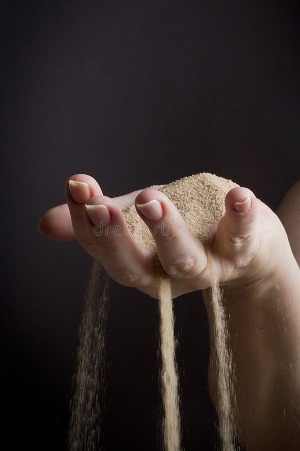 Arena entre los dedos imagen de archivo. Imagen de parte - 156280463