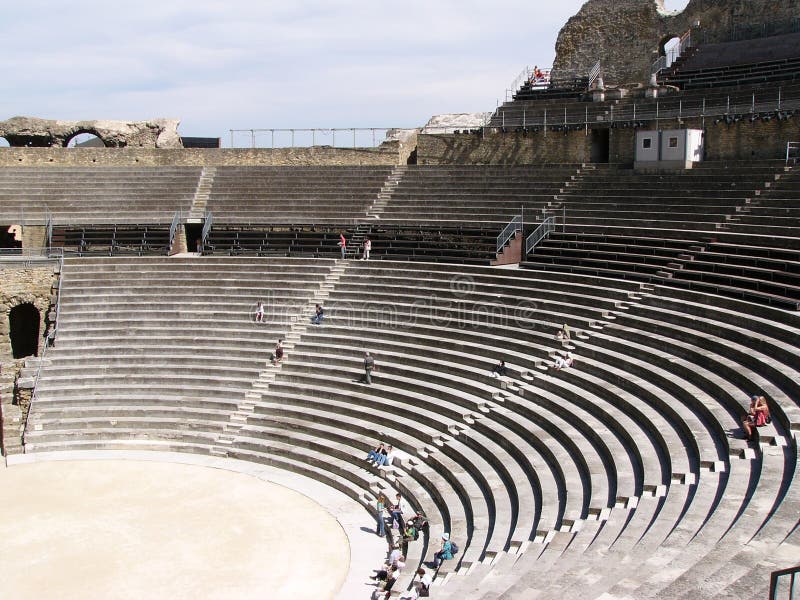 Arena romana em Provence foto de stock. Imagem de exterior - 5289754