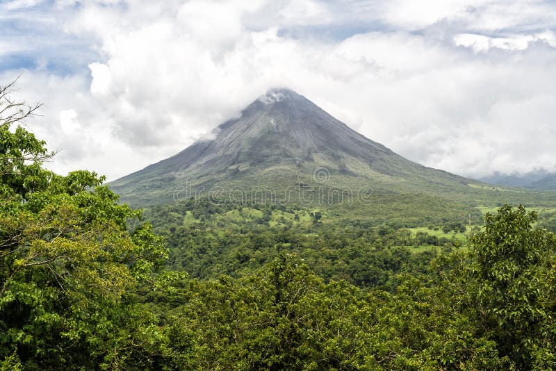 Wulkan Arenal w Costa Rica obraz stock. Obraz złożonej z zwrotnik ...