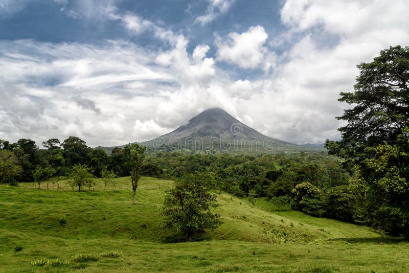 Wulkan Arenal w Costa Rica obraz stock. Obraz złożonej z zwrotnik ...