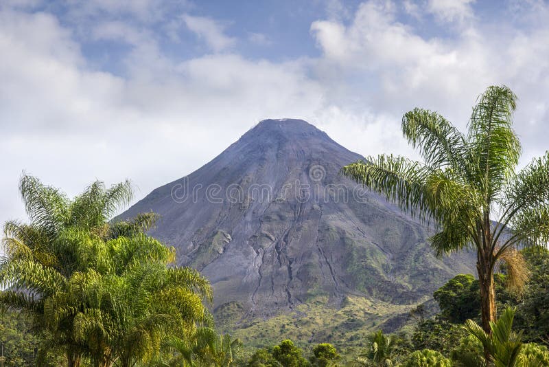 Arenal wulkan zdjęcie stock. Obraz złożonej z volga, czerwień - 38438984