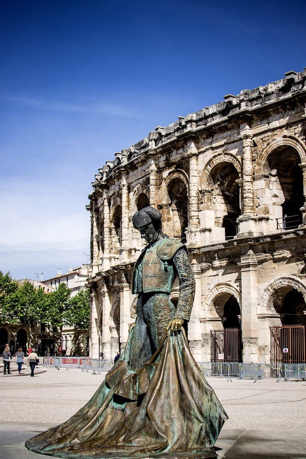 Arende Nimes redaktionelles stockfotografie. Bild von zerbröckeln ...