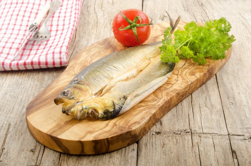 Arenque Defumado Fumado Com Limão E Salsa Em Uma Bandeja Foto de Stock ...