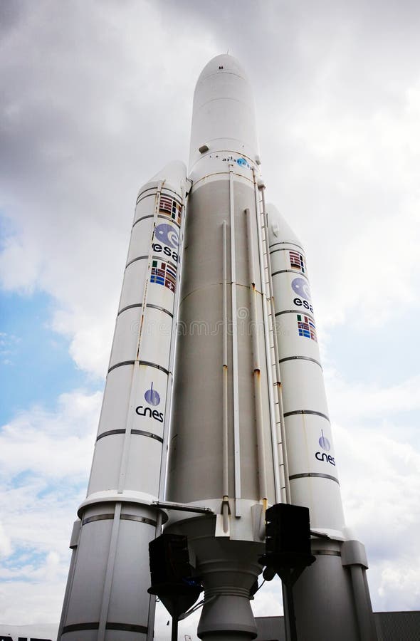 Ariane 5 take off editorial stock photo. Image of guiana - 10017453