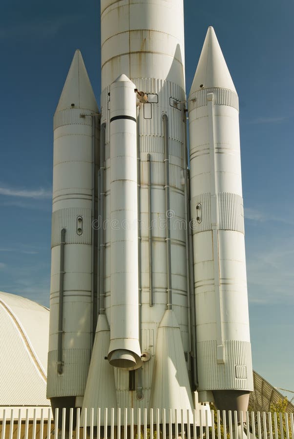 Ariane raket stock afbeelding. Image of zilver, rook - 19696967