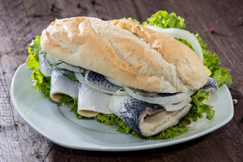 Aringa Fresca Con Le Cipolle Sulle Baguette Fotografia Stock - Immagine ...