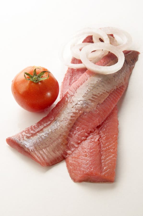 Aringa Rosa Con La Cipolla Ed Il Pomodoro Fotografia Stock - Immagine ...