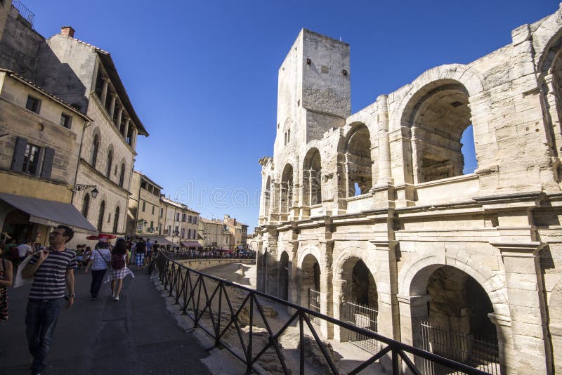 Arles, Frankrijk redactionele stock afbeelding. Image of vakantie ...