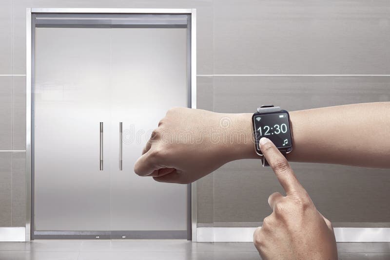 Arm mit smartwatch stockbild. Bild von borduhr, zauber - 75611139