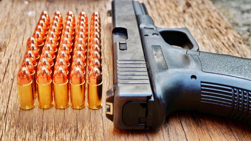 Arma con la bala foto de archivo. Imagen de bala, hamaca - 129376524