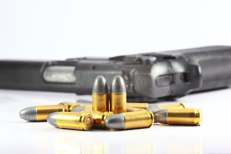 Arma e bala imagem de stock. Imagem de branco, metal - 38029633