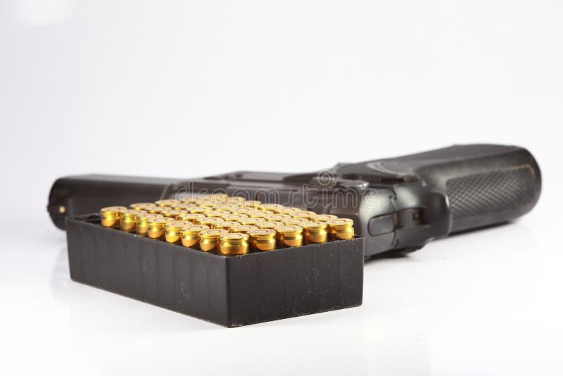 Arma e bala imagem de stock. Imagem de ferro, alvo, militar - 38030683