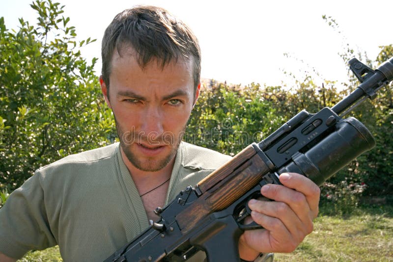 Homem com pistola. imagem de stock. Imagem de atirador - 11245899