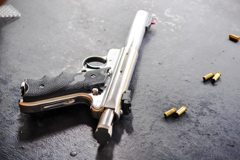 Revólver Negro Moderno Del Arma De Fuego Foto de archivo - Imagen de ...