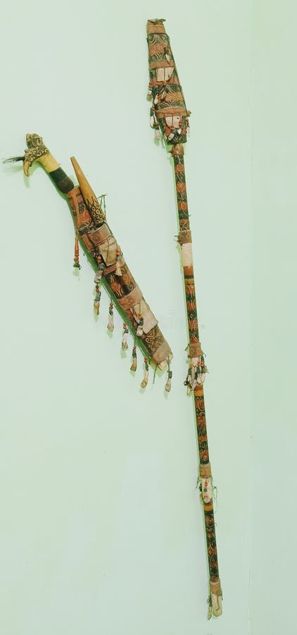 Armas Tradicionais Da Tribo Dayak Em Kalimantan Foto de Stock - Imagem ...