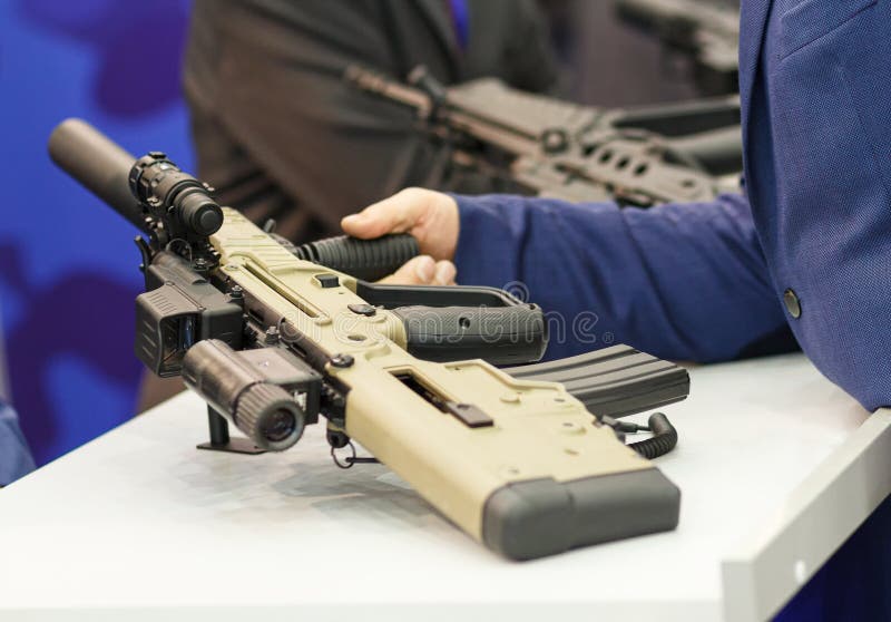 Pistolets Pneumatiques Sur Le Support Dans La Boutique Image stock ...