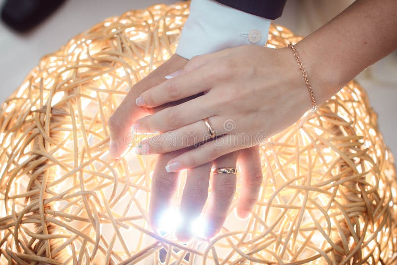 Arme Verbinden Mit Den Ringen, Die Durch Helles Licht Beleuchtet Werden ...
