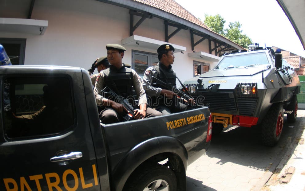 Armed police stan guard editorial photo. Image of vehicle - 31532436