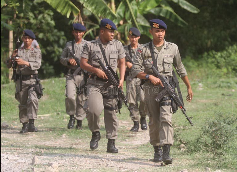 Armed police stan guard editorial image. Image of editorial - 30599570