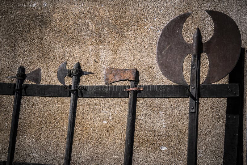 Armi Medievali in Un Castello Fotografia Stock - Immagine di ferro ...