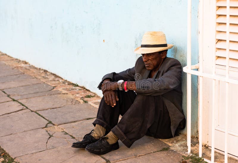 Armut in Kuba - Trinidad, Kuba Redaktionelles Foto - Bild von sitzt ...